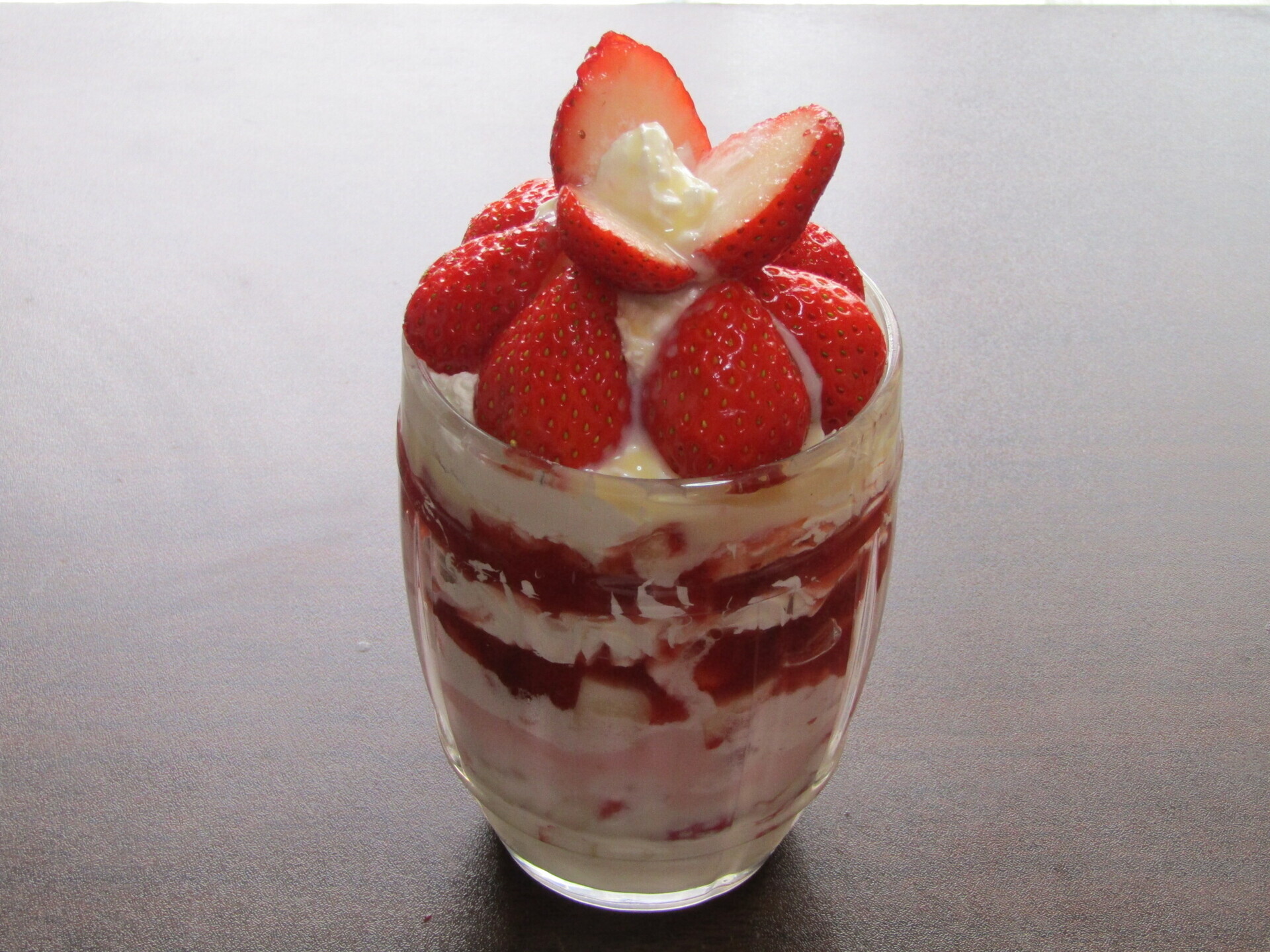 苺まみれの「苺パフェ」の作り方: ひとり飯ブログ