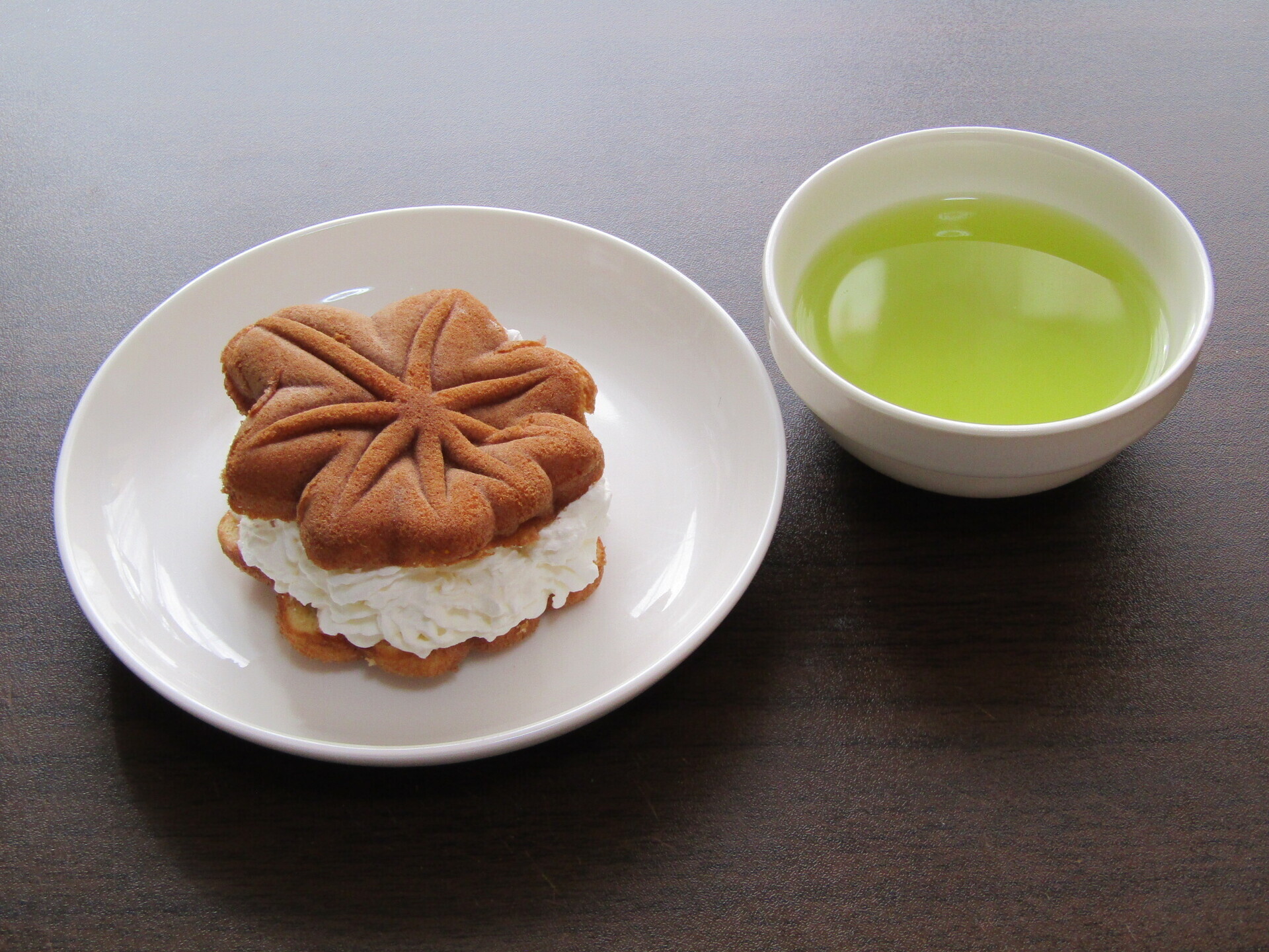 「もみじ饅頭」に「ホイップクリーム」を挟んでみた: ひとり飯ブログ