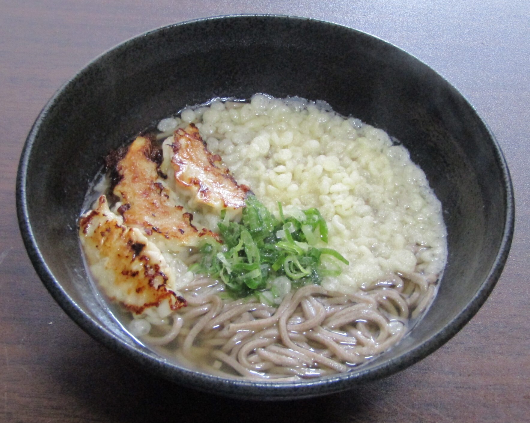 今日の夕食は蕎麦です！「餃子」と「天かす」と「ネギ」をトッピングてみました♪: ひとり飯ブログ
