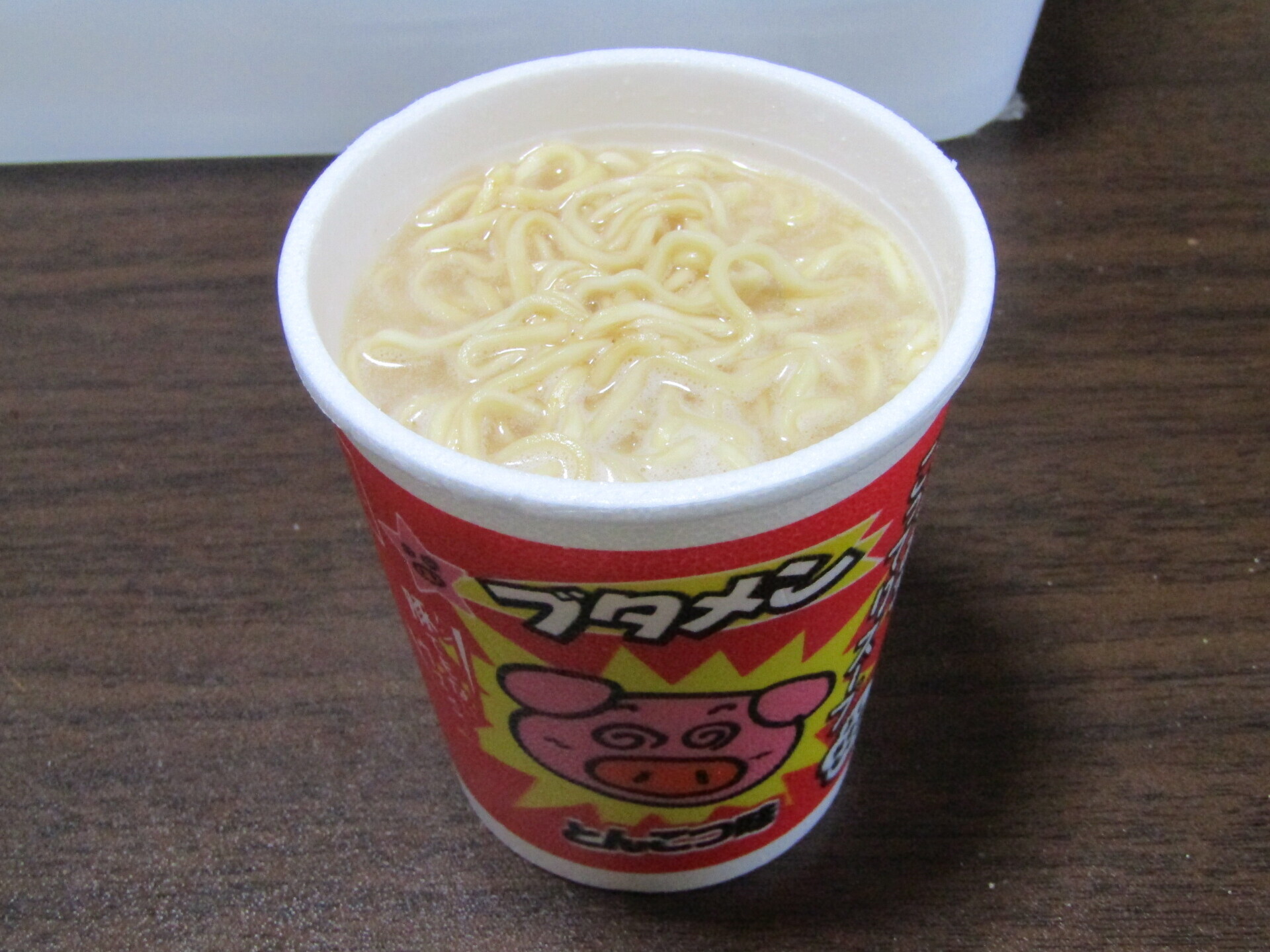 本日の夕食は「ブタメンとんこつ味」でした♪: ひとり飯ブログ